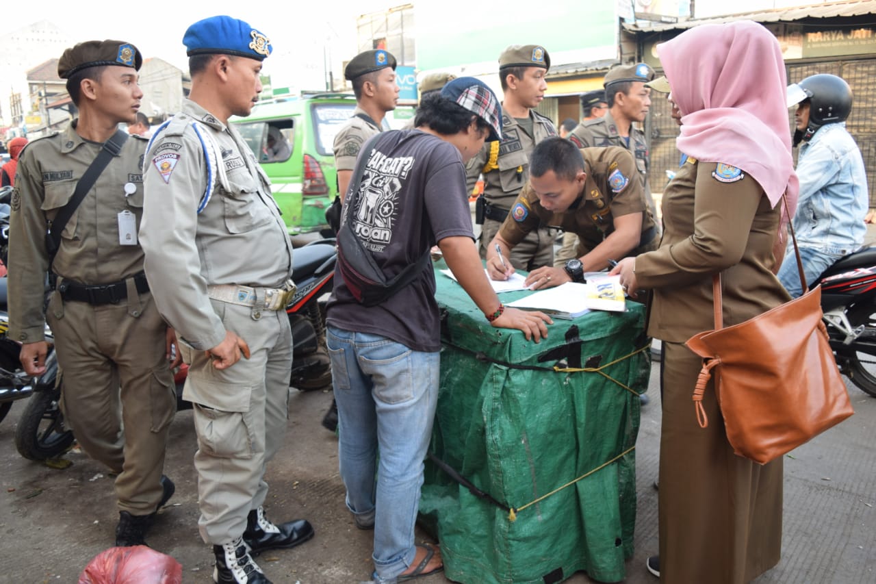 Satpol PP Tangsel Tertibkan PKL di Pasar Serpong – HijauBintaro