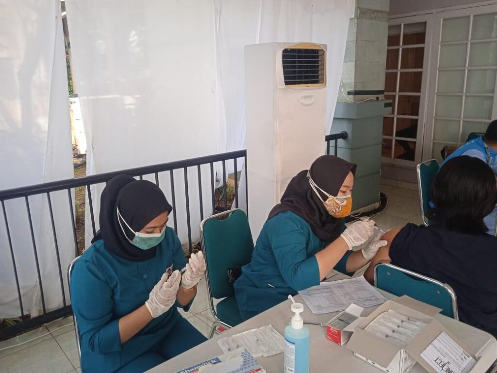 Mahasiswa STIKes IMC Bintaro Divaksinasi – HijauBintaro