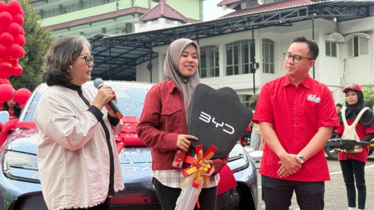 Mahasiswi UPNVJ Menangi Mobil BYD SEALION 7 dari Program Teh Pucuk ...